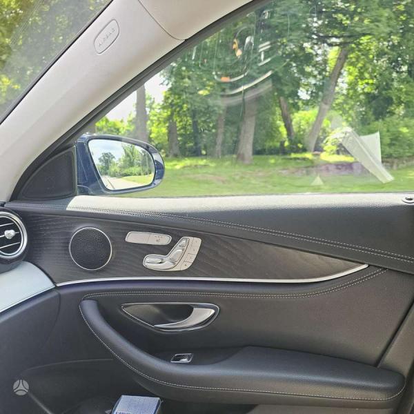 Pelēks Mercedes-Benz E 300 2022 Viļņa, ar dzinēja tilpumu 1.95 L un nobraukumu 238 tūkst. km par 29800 €, foto 3 vietnē AUTOMOTO.COM.LV