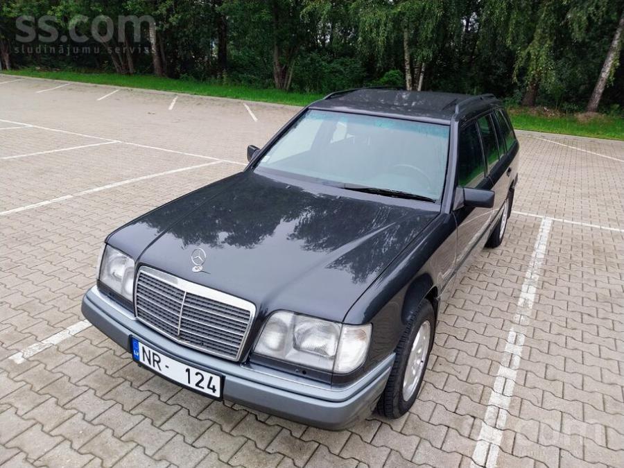 Grey Mercedes-Benz E 300 1995 in Aizkraukle, with an engine capacity of 3.00 L and mileage of 299 thousand km for 6500 €, photo 1 on AUTOMOTO.COM.LV