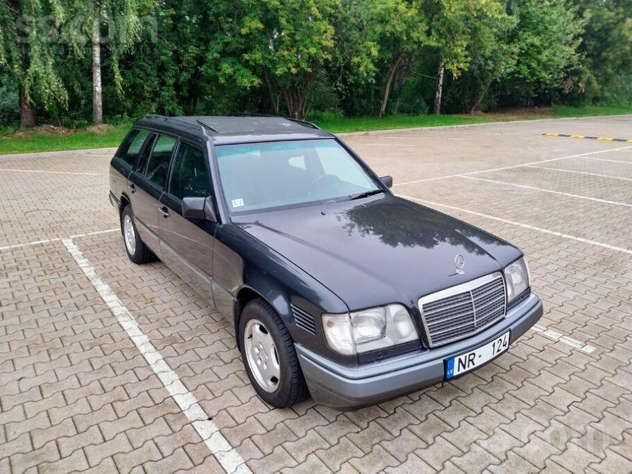 Grey Mercedes-Benz E 300 1995 in Aizkraukle, with an engine capacity of 3.00 L and mileage of 299 thousand km for 6500 €, photo 3 on AUTOMOTO.COM.LV