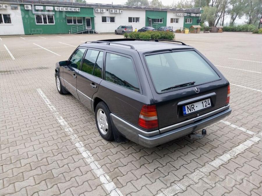 Grey Mercedes-Benz E 300 1995 in Aizkraukle, with an engine capacity of 3.00 L and mileage of 299 thousand km for 6500 €, photo 4 on AUTOMOTO.COM.LV