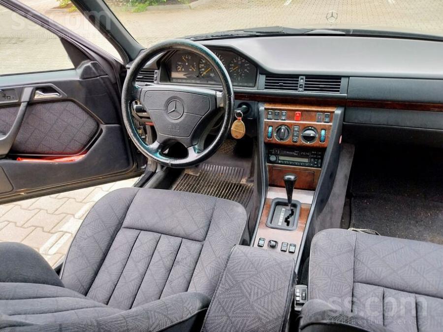 Grey Mercedes-Benz E 300 1995 in Aizkraukle, with an engine capacity of 3.00 L and mileage of 299 thousand km for 6500 €, photo 5 on AUTOMOTO.COM.LV