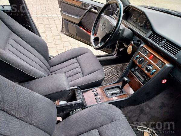 Grey Mercedes-Benz E 300 1995 in Aizkraukle, with an engine capacity of 3.00 L and mileage of 299 thousand km for 6500 €, photo 5 on AUTOMOTO.COM.LV