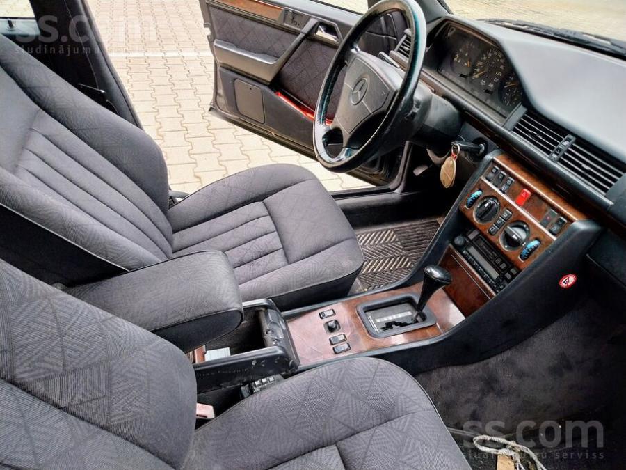 Grey Mercedes-Benz E 300 1995 in Aizkraukle, with an engine capacity of 3.00 L and mileage of 299 thousand km for 6500 €, photo 6 on AUTOMOTO.COM.LV