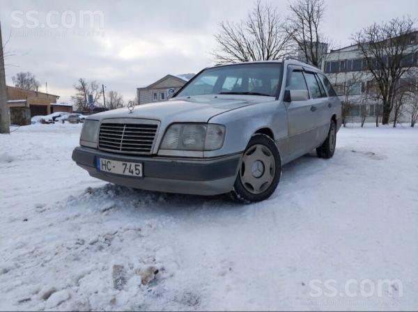 Grey Mercedes-Benz E 300 1996 in Riga, with an engine capacity of 3.00 L and mileage of 423 thousand km for 2290 €, photo 1 on AUTOMOTO.COM.LV