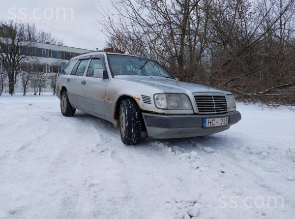 Grey Mercedes-Benz E 300 1996 in Riga, with an engine capacity of 3.00 L and mileage of 423 thousand km for 2290 €, photo 2 on AUTOMOTO.COM.LV