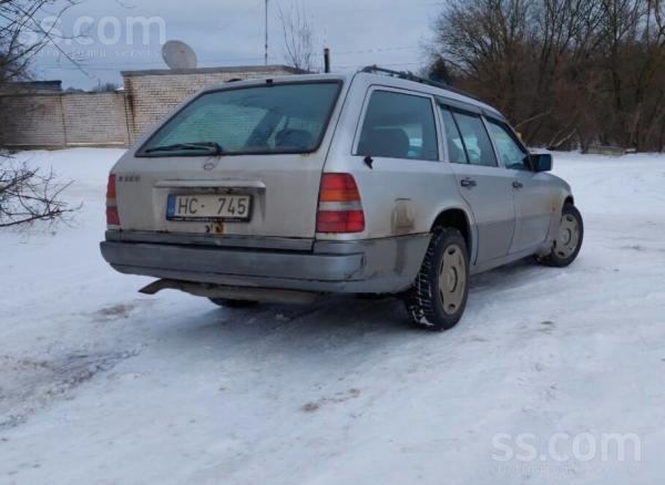 Grey Mercedes-Benz E 300 1996 in Riga, with an engine capacity of 3.00 L and mileage of 423 thousand km for 2290 €, photo 4 on AUTOMOTO.COM.LV