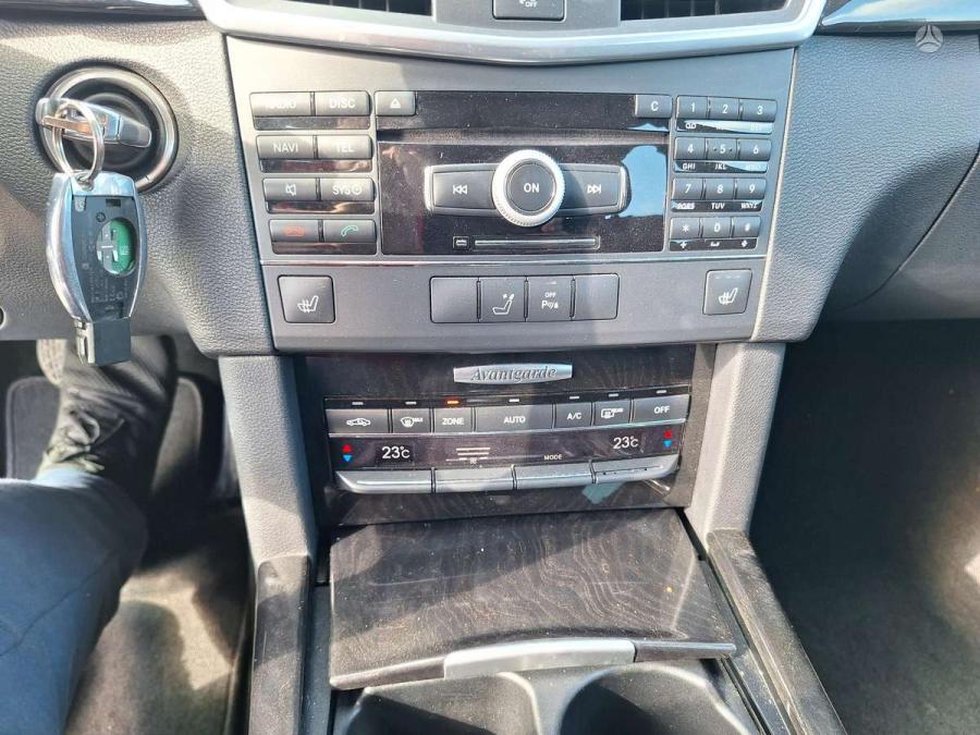 Pelēks Mercedes-Benz E 300 2010 Marijampole, ar dzinēja tilpumu 2.99 L un nobraukumu 300 tūkst. km par 4300 €, foto 18 vietnē AUTOMOTO.COM.LV