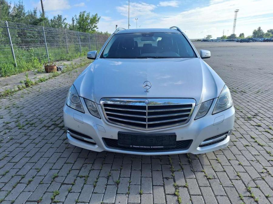 Grey Mercedes-Benz E 300 2010 in Marijampole, with an engine capacity of 2.99 L and mileage of 300 thousand km for 4000 €, photo 4 on AUTOMOTO.COM.LV