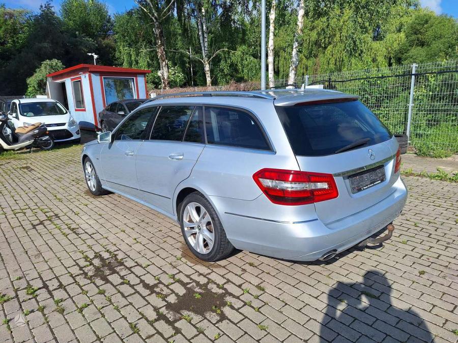Grey Mercedes-Benz E 300 2010 in Marijampole, with an engine capacity of 2.99 L and mileage of 300 thousand km for 4000 €, photo 7 on AUTOMOTO.COM.LV