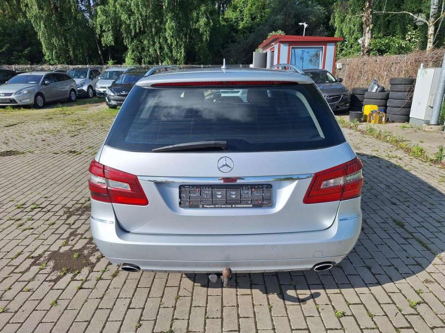 Grey Mercedes-Benz E 300 2010 in Marijampole, with an engine capacity of 2.99 L and mileage of 300 thousand km for 4000 €, photo 8 on AUTOMOTO.COM.LV