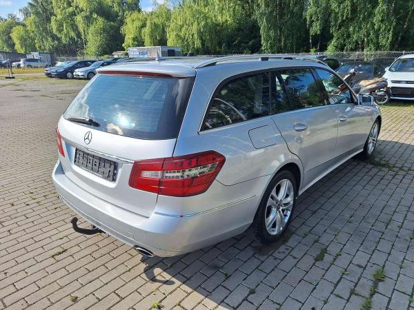 Grey Mercedes-Benz E 300 2010 in Marijampole, with an engine capacity of 2.99 L and mileage of 300 thousand km for 4000 €, photo 9 on AUTOMOTO.COM.LV
