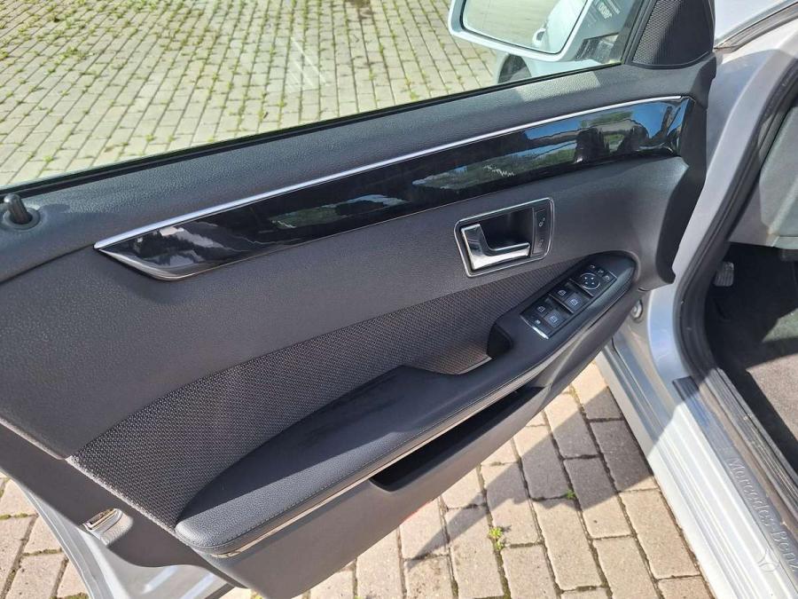 Grey Mercedes-Benz E 300 2010 in Marijampole, with an engine capacity of 2.99 L and mileage of 300 thousand km for 4000 €, photo 17 on AUTOMOTO.COM.LV