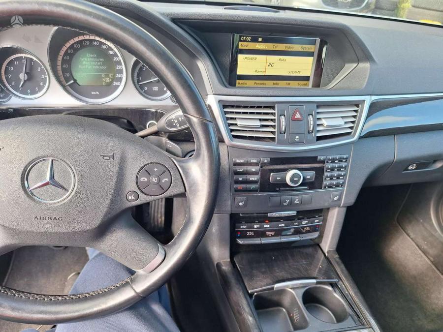 Grey Mercedes-Benz E 300 2010 in Marijampole, with an engine capacity of 2.99 L and mileage of 300 thousand km for 4000 €, photo 19 on AUTOMOTO.COM.LV