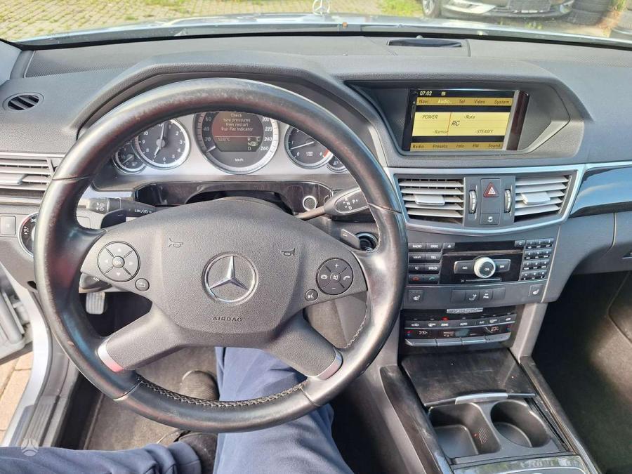 Grey Mercedes-Benz E 300 2010 in Marijampole, with an engine capacity of 2.99 L and mileage of 300 thousand km for 4000 €, photo 20 on AUTOMOTO.COM.LV