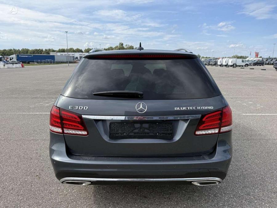 Grey Mercedes-Benz E 300 2013 in Vilnius, with an engine capacity of 2.20 L and mileage of 369 thousand km for 6200 €, photo 5 on AUTOMOTO.COM.LV