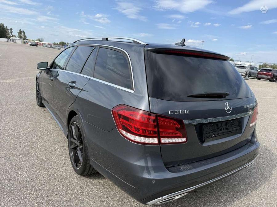 Grey Mercedes-Benz E 300 2013 in Vilnius, with an engine capacity of 2.20 L and mileage of 369 thousand km for 6200 €, photo 6 on AUTOMOTO.COM.LV