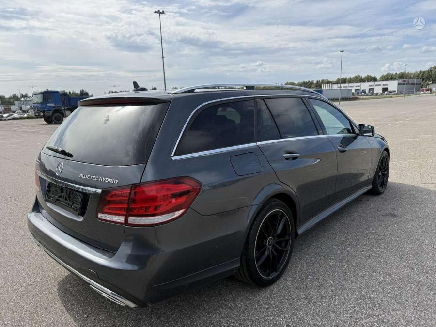 Grey Mercedes-Benz E 300 2013 in Vilnius, with an engine capacity of 2.20 L and mileage of 369 thousand km for 6200 €, photo 7 on AUTOMOTO.COM.LV