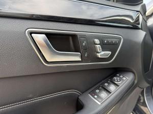 Grey Mercedes-Benz E 300 2013 in Vilnius, with an engine capacity of 2.20 L and mileage of 369 thousand km for 6200 €, photo 19 on AUTOMOTO.COM.LV