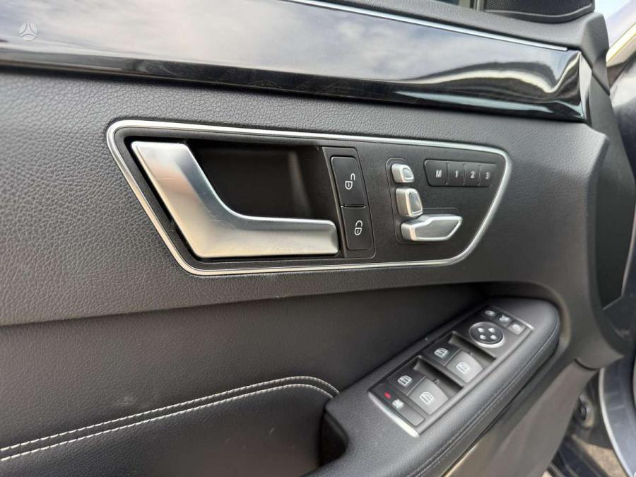 Grey Mercedes-Benz E 300 2013 in Vilnius, with an engine capacity of 2.20 L and mileage of 369 thousand km for 6200 €, photo 19 on AUTOMOTO.COM.LV