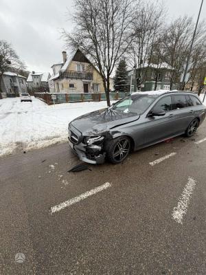 Серый Мерседес Е 300 2019 в Каунас, объемом двигателя 1.95 л и пробегом 120 тыс. км за 13500 €, фото 6 на AUTOMOTO.COM.LV