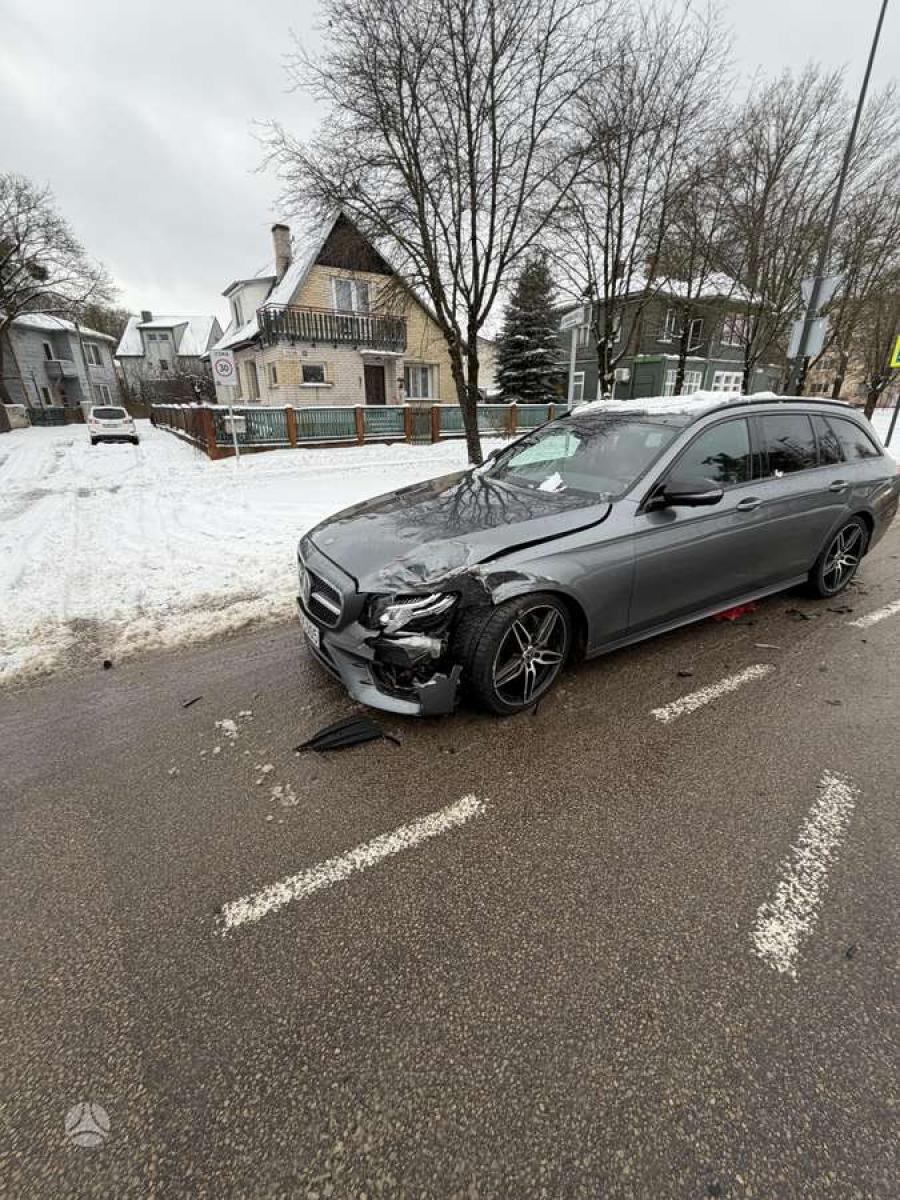 Серый Мерседес Е 300 2019 в Каунас, объемом двигателя 1.95 л и пробегом 120 тыс. км за 13500 €, фото 6 на AUTOMOTO.COM.LV