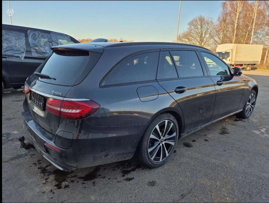 Pelēks Mercedes-Benz E 300 2020 Klaipėda, ar dzinēja tilpumu 1.95 L un nobraukumu 82 tūkst. km par 9200 €, foto 2 vietnē AUTOMOTO.COM.LV