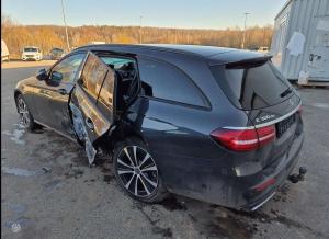 Pelēks Mercedes-Benz E 300 2020 Klaipėda, ar dzinēja tilpumu 1.95 L un nobraukumu 82 tūkst. km par 9200 €, foto 4 vietnē AUTOMOTO.COM.LV
