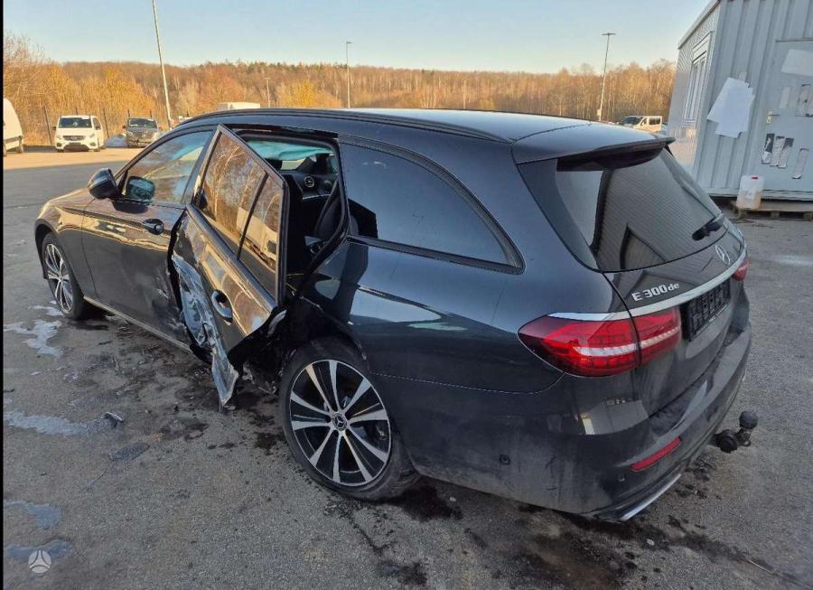 Pelēks Mercedes-Benz E 300 2020 Klaipėda, ar dzinēja tilpumu 1.95 L un nobraukumu 82 tūkst. km par 9200 €, foto 4 vietnē AUTOMOTO.COM.LV