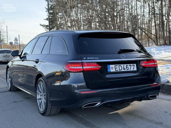 Grey Mercedes-Benz E 300 2021 in Vilnius, with an engine capacity of 2.00 L and mileage of 139 thousand km for 27000 €, photo 4 on AUTOMOTO.COM.LV
