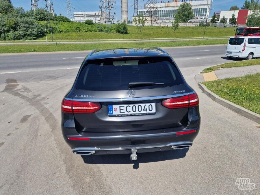 Серый Мерседес Е 300 2021 в Каунас, объемом двигателя 2.00 л и пробегом 77 тыс. км за 38990 €, фото 8 на AUTOMOTO.COM.LV