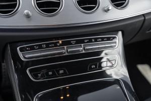Grey Mercedes-Benz E 300 2021 in Vilnius, with an engine capacity of 2.00 L and mileage of 142 thousand km for 24750 €, photo 13 on AUTOMOTO.COM.LV
