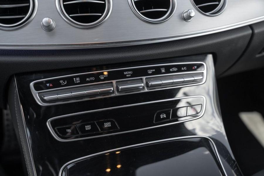 Grey Mercedes-Benz E 300 2021 in Vilnius, with an engine capacity of 2.00 L and mileage of 142 thousand km for 24750 €, photo 13 on AUTOMOTO.COM.LV