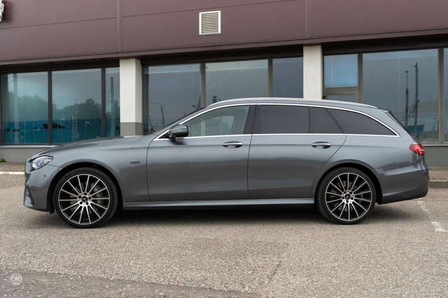 Grey Mercedes-Benz E 300 2021 in Vilnius, with an engine capacity of 2.00 L and mileage of 92 thousand km for 26950 €, photo 3 on AUTOMOTO.COM.LV