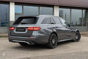 Grey Mercedes-Benz E 300 2021 in Vilnius, with an engine capacity of 2.00 L and mileage of 92 thousand km for 26950 €, photo 5 on AUTOMOTO.COM.LV
