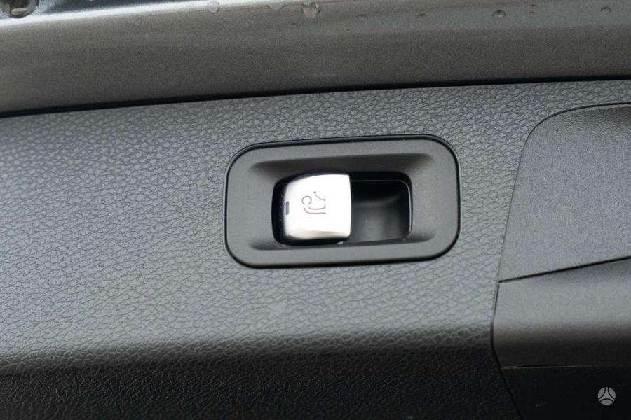 Grey Mercedes-Benz E 300 2021 in Vilnius, with an engine capacity of 2.00 L and mileage of 92 thousand km for 26950 €, photo 14 on AUTOMOTO.COM.LV