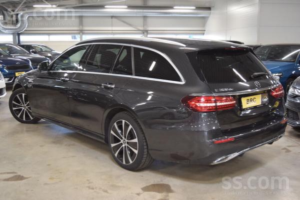 Mercedes-Benz E 300 2021 Rīga vietnē Pelēks Mercedes-Benz E 300 2021 Rīga, ar dzinēja tilpumu 2.00 L un nobraukumu 189 tūkst. km par 21000 €, foto 3 vietnē AUTOMOTO.COM.LV