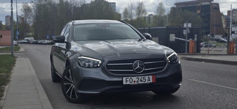Grey Mercedes-Benz E 300 2022 in Vilnius, with an engine capacity of 2.00 L and mileage of 162 thousand km for 35555 €, photo 3 on AUTOMOTO.COM.LV