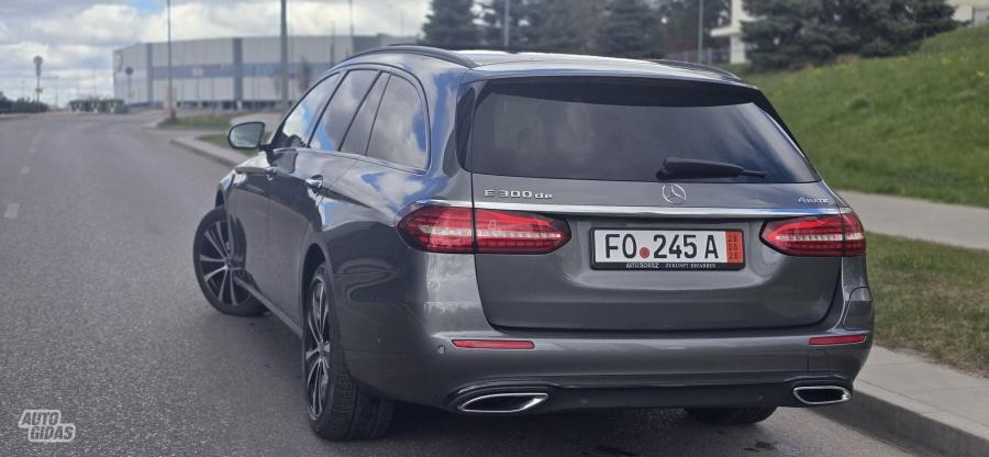 Grey Mercedes-Benz E 300 2022 in Vilnius, with an engine capacity of 2.00 L and mileage of 162 thousand km for 35555 €, photo 7 on AUTOMOTO.COM.LV