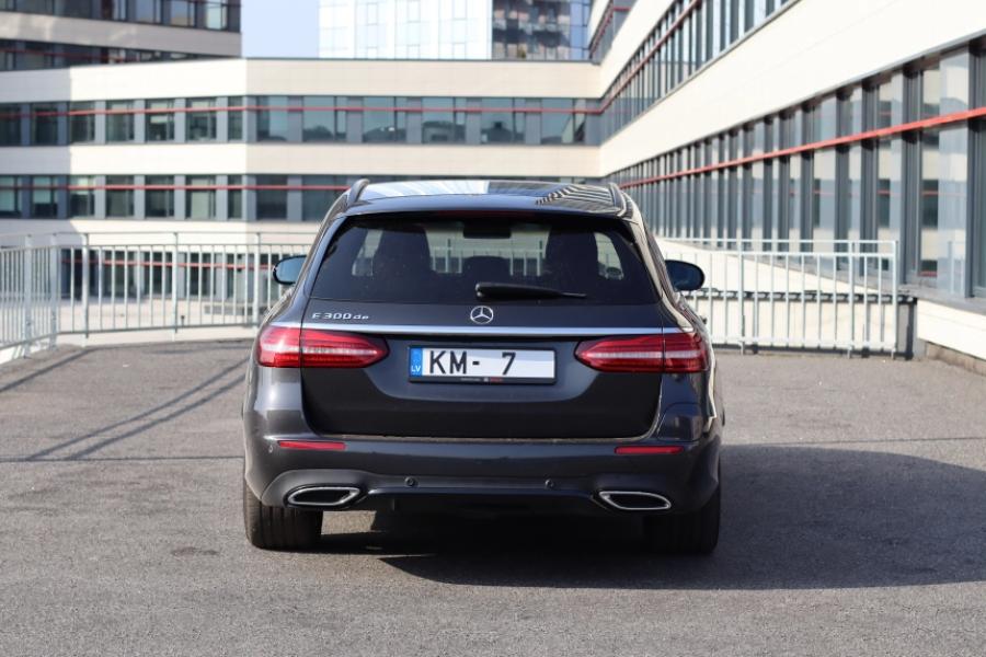 Pelēks Mercedes-Benz E 300 2022 Rīga, ar dzinēja tilpumu 2.00 L un nobraukumu 61 tūkst. km par 36980 €, foto 3 vietnē AUTOMOTO.COM.LV
