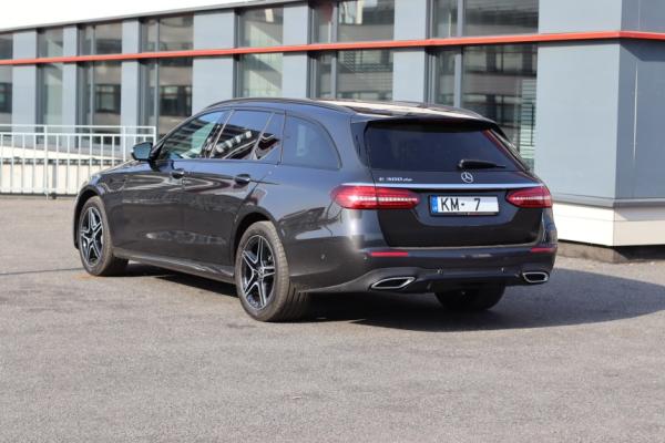 Grey Mercedes-Benz E 300 2022 in Riga, with an engine capacity of 2.00 L and mileage of 61 thousand km for 36980 €, photo 10 on AUTOMOTO.COM.LV