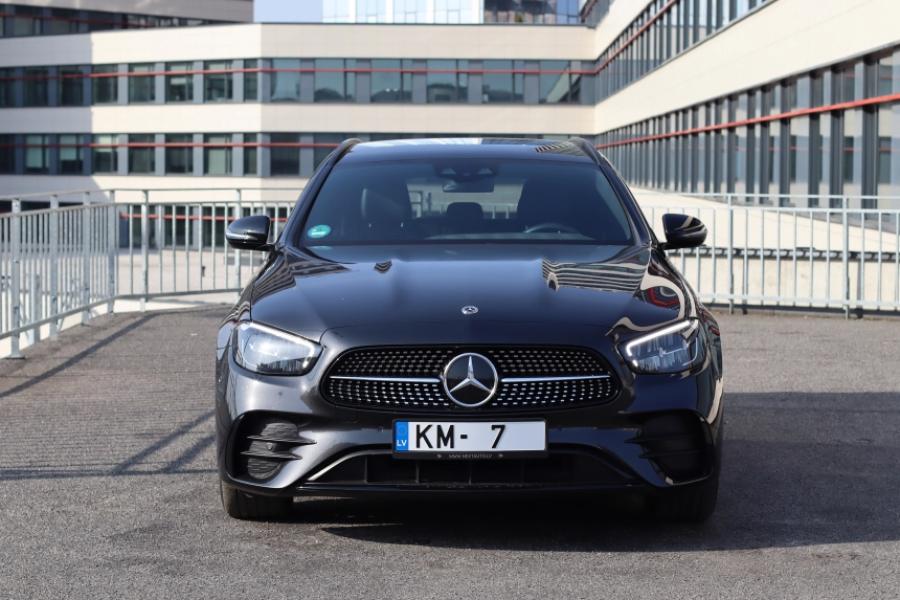 Pelēks Mercedes-Benz E 300 2022 Rīga, ar dzinēja tilpumu 2.00 L un nobraukumu 61 tūkst. km par 36980 €, foto 12 vietnē AUTOMOTO.COM.LV