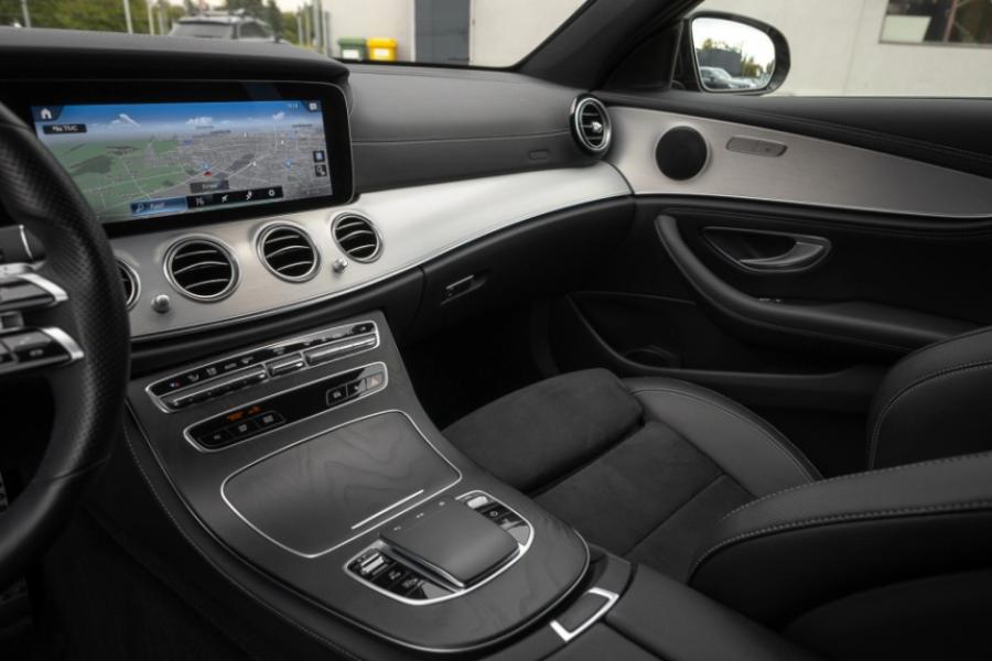 Pelēks Mercedes-Benz E 300 2022 Rīga, ar dzinēja tilpumu 2.00 L un nobraukumu 170 tūkst. km par 28450 €, foto 15 vietnē AUTOMOTO.COM.LV