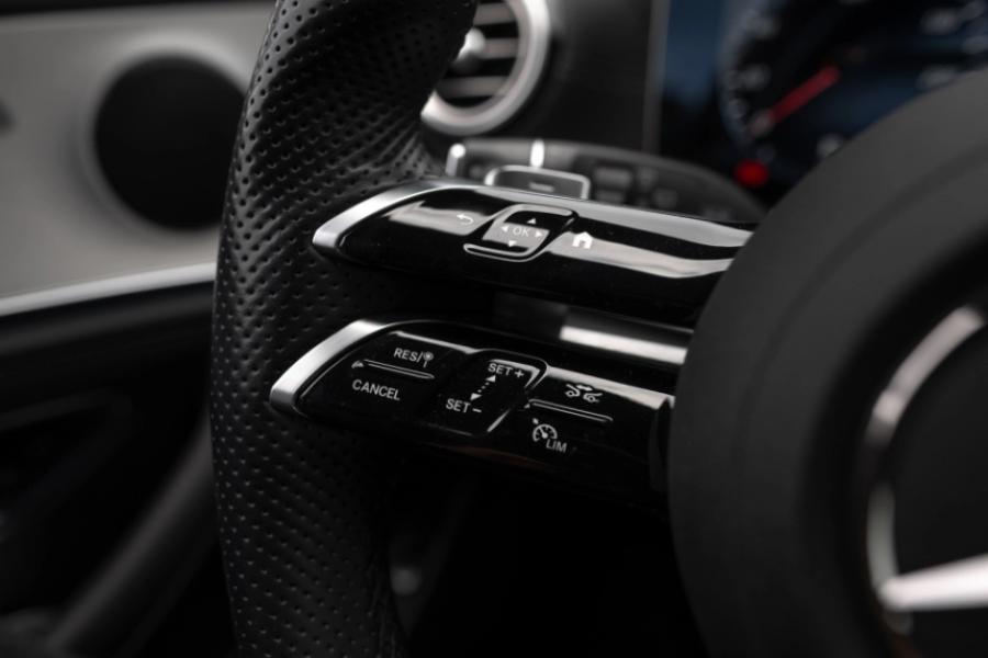 Pelēks Mercedes-Benz E 300 2022 Rīga, ar dzinēja tilpumu 2.00 L un nobraukumu 170 tūkst. km par 28450 €, foto 19 vietnē AUTOMOTO.COM.LV