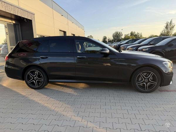 Pelēks Mercedes-Benz E 300 2022 Šauļi, ar dzinēja tilpumu 1.95 L un nobraukumu 180 tūkst. km par 28990 €, foto 3 vietnē AUTOMOTO.COM.LV