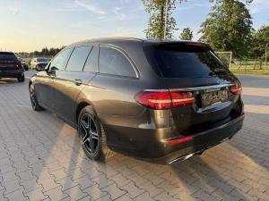 Pelēks Mercedes-Benz E 300 2022 Šauļi, ar dzinēja tilpumu 1.95 L un nobraukumu 180 tūkst. km par 28990 €, foto 9 vietnē AUTOMOTO.COM.LV
