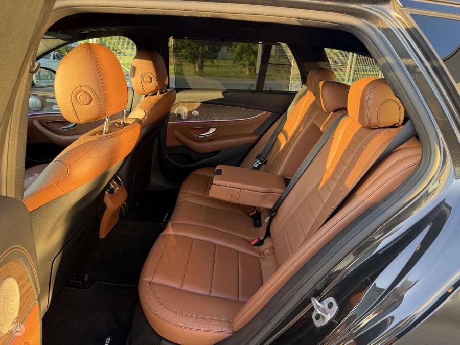 Pelēks Mercedes-Benz E 300 2022 Šauļi, ar dzinēja tilpumu 1.95 L un nobraukumu 180 tūkst. km par 28990 €, foto 21 vietnē AUTOMOTO.COM.LV