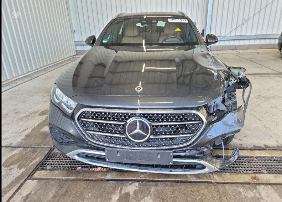 Pelēks Mercedes-Benz E 300 2024 Klaipėda, ar dzinēja tilpumu 1.95 L un nobraukumu 30 tūkst. km par 18600 €, foto 14 vietnē AUTOMOTO.COM.LV