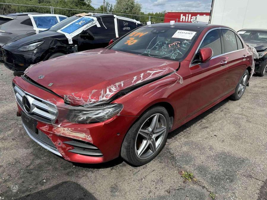 Красный Мерседес Е 300 2019 в Каунас, объемом двигателя 1.99 л и пробегом 90 тыс. км за 10900 €, фото 1 на AUTOMOTO.COM.LV