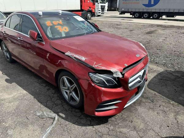 Red Mercedes-Benz E 300 2019 in Kaunas, with an engine capacity of 1.99 L and mileage of 90 thousand km for 10900 €, photo 2 on AUTOMOTO.COM.LV
