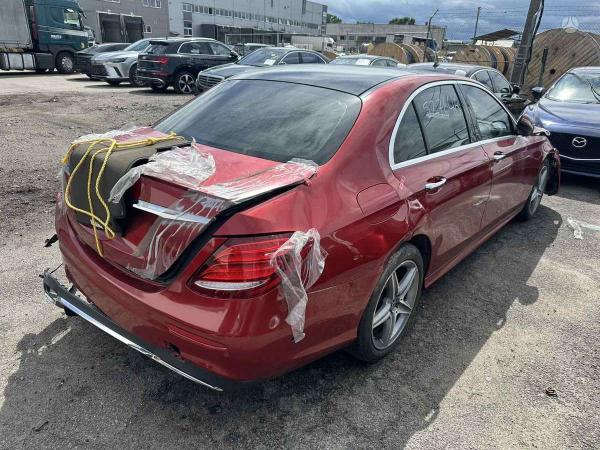Red Mercedes-Benz E 300 2019 in Kaunas, with an engine capacity of 1.99 L and mileage of 90 thousand km for 10900 €, photo 6 on AUTOMOTO.COM.LV